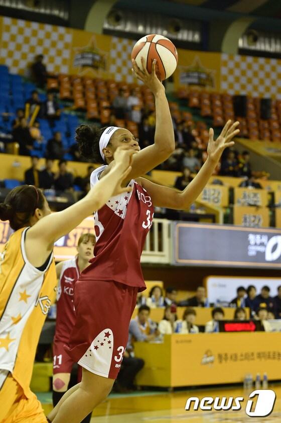 [WKBL] '플레네트 26득점' KDB생명, KB 꺾고 첫승 신고 - 뉴스1