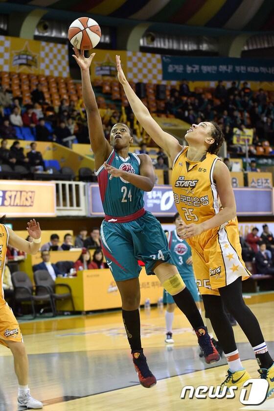 [WKBL] '휴스턴 41득점 폭발' 하나은행, KB스타즈에 역전승 - 뉴스1