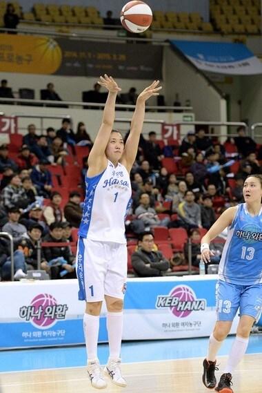 [WKBL] '양지희 17점' 우리은행, 하나외환 제압…매직 넘버 '2' - 뉴스1