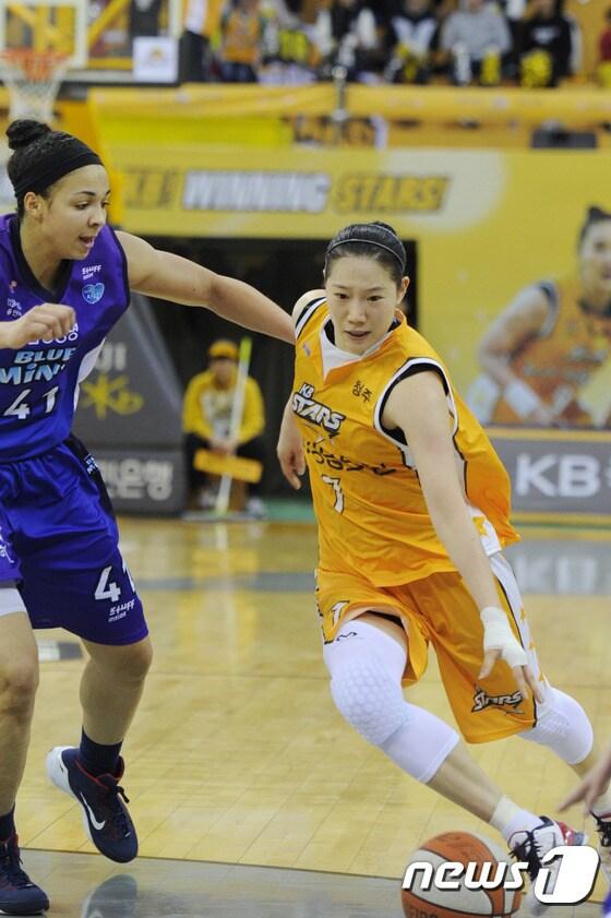 [WKBL] '7연승' KB스타즈, 삼성생명 잡고 3위 확정 - 뉴스1