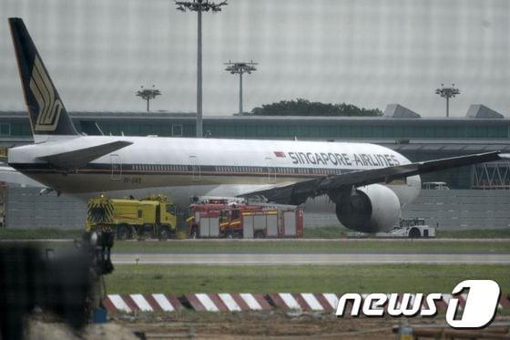 241명 탄 싱가포르항공기, 엔진이상으로 회항 직후 화재 - 뉴스1