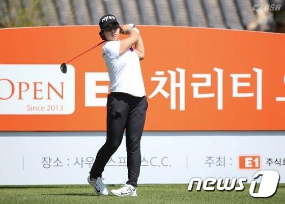 [KLPGA] 조정민, E1 채리티오픈 2R 2타 차 단독 선두 - 뉴스1