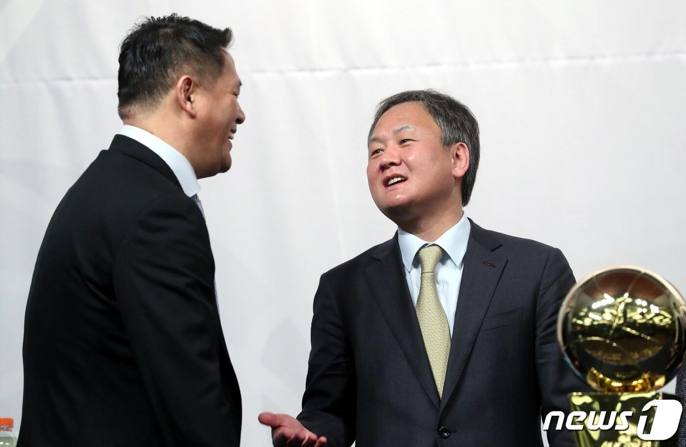 유재학 감독 "(추)일승아, 더 늙기 전에…" 재치넘치는 입담 대결 - 뉴스1