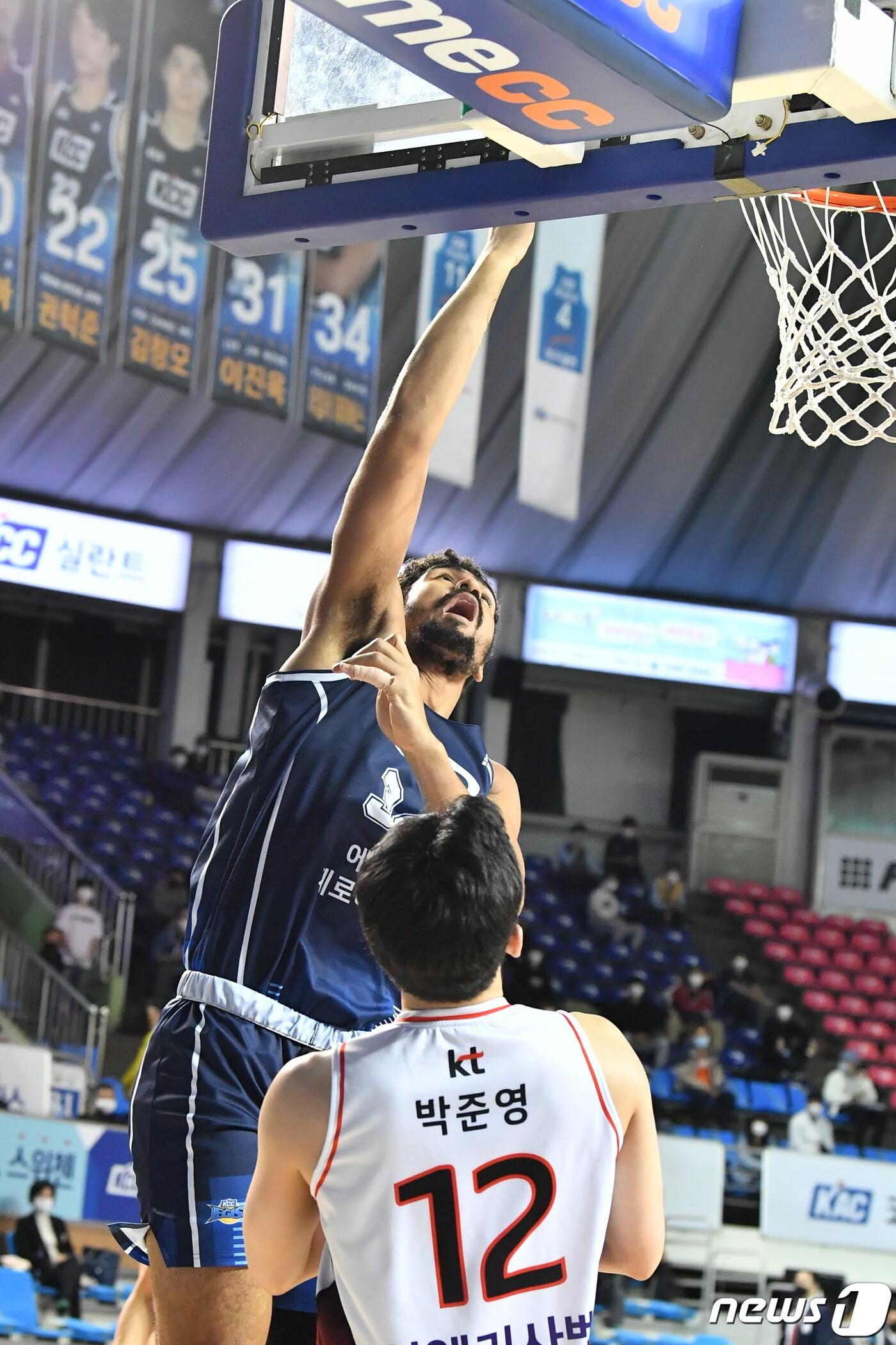 KCC, KT 5연패 몰아넣고 프로농구 공동 3위 점프 - 뉴스1