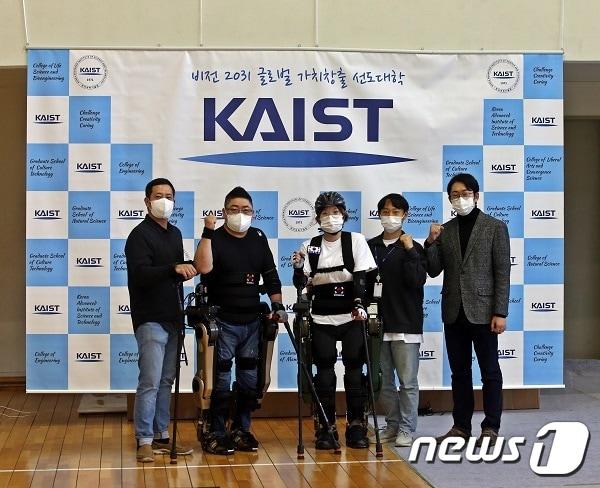 KAIST 13일 사이배슬론(Cybathlon)국제대회 착용형로봇 종목 출전 - 뉴스1