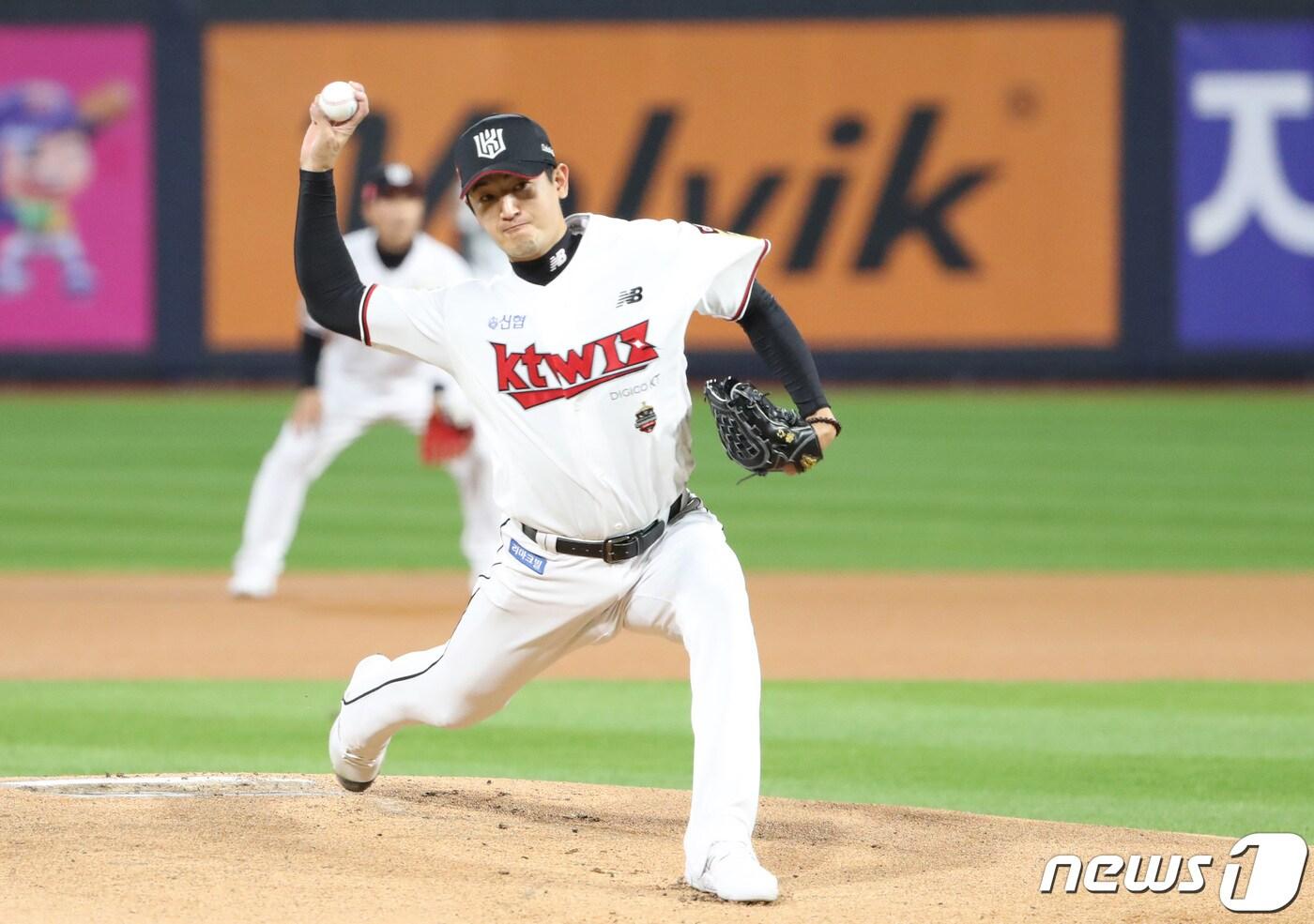 [준PO3] 고영표, PS서도 키움 못 넘었다…2⅓이닝 5실점 무너져 - 뉴스1