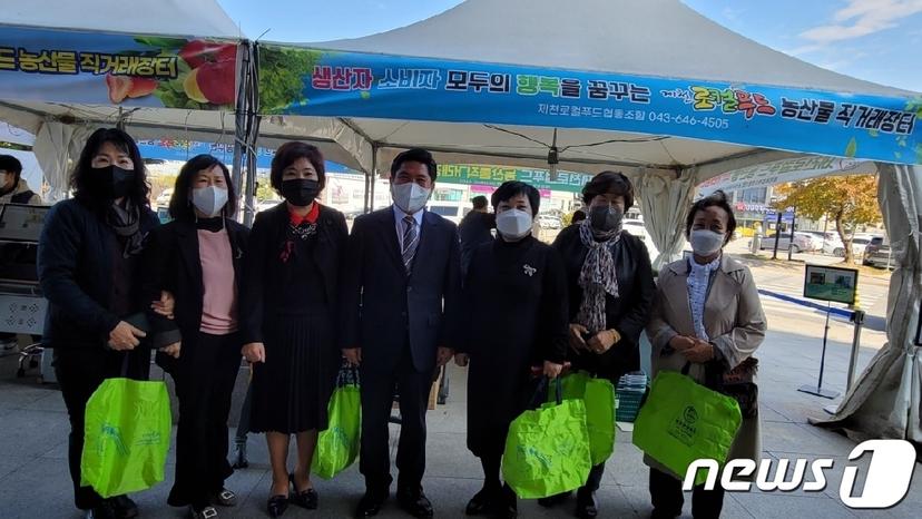 제천 이마트 앞 직거래장터…올해도 농가에 도움 - 뉴스1