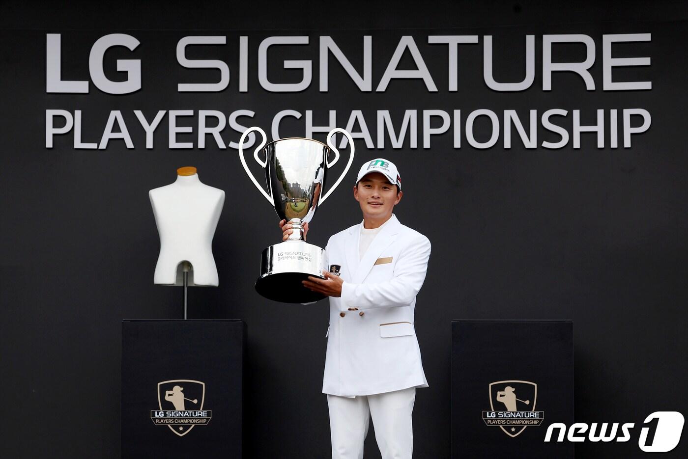 '무명' 김영수, KPGA 대상·상금왕 석권…"NC 양의지에 큰 도움받아" - 뉴스1