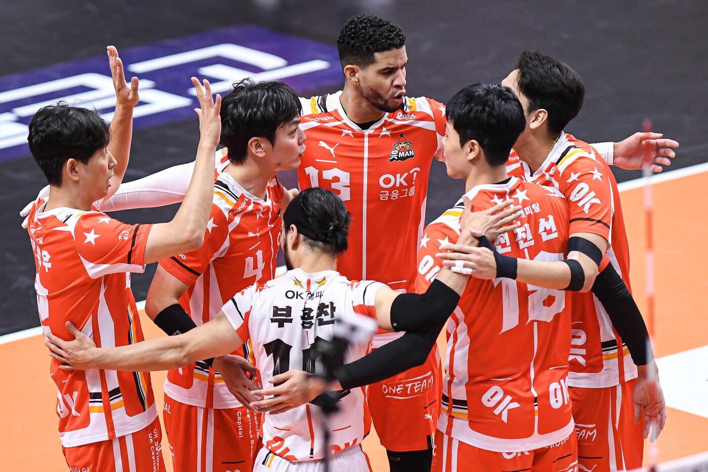 OK금융그룹, KB손해보험 3-0 완파…홈에서 첫 승, 4위 도약 - 뉴스1