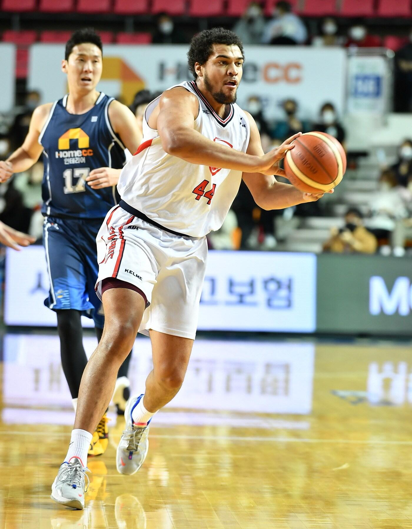 '프림 20점·서명진 역전 3점포' 현대모비스, KCC 꺾고 단독 2위 도약 - 뉴스1