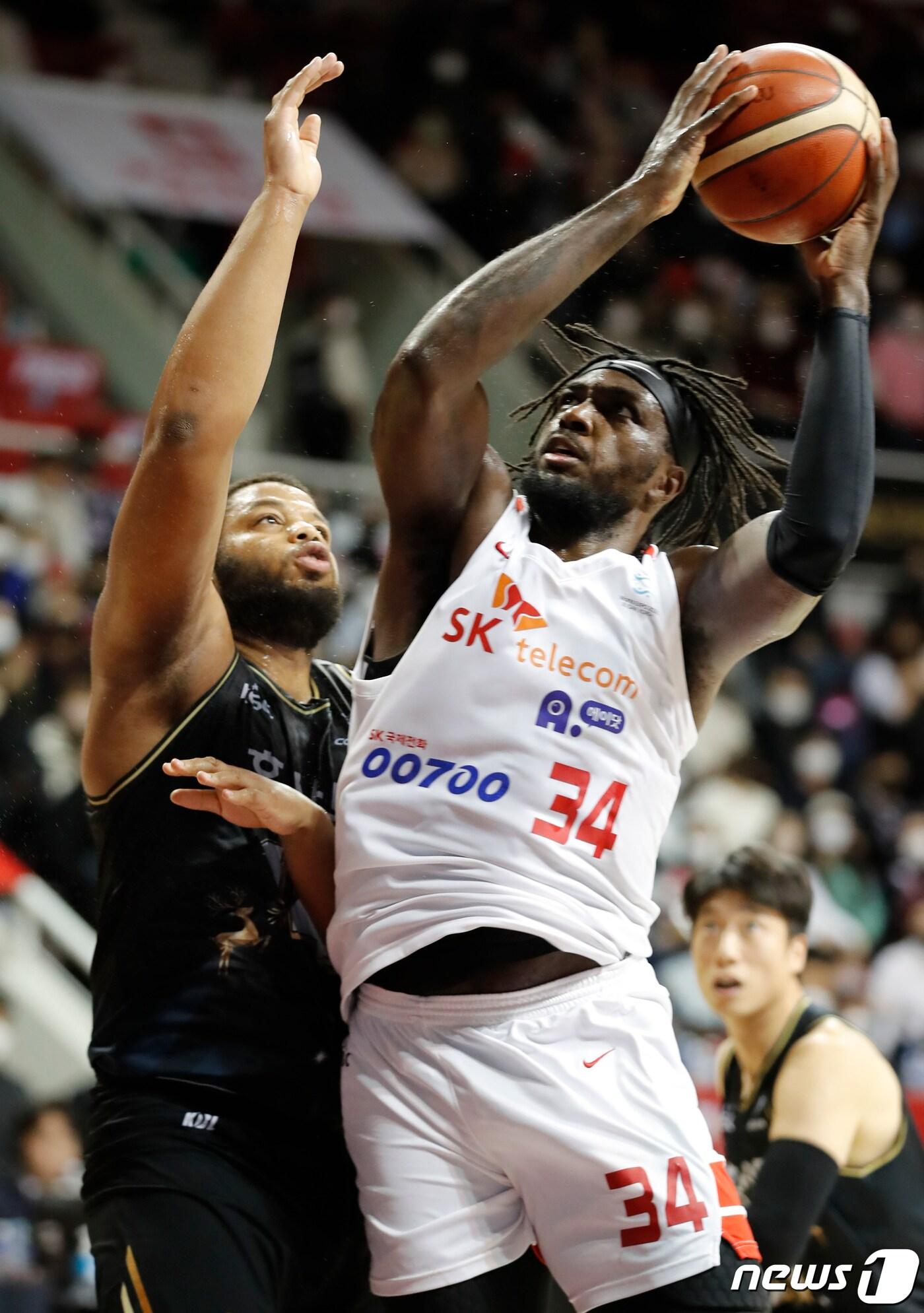 '워니 더블더블' SK, 선두 KGC에 80-79 신승 - 뉴스1