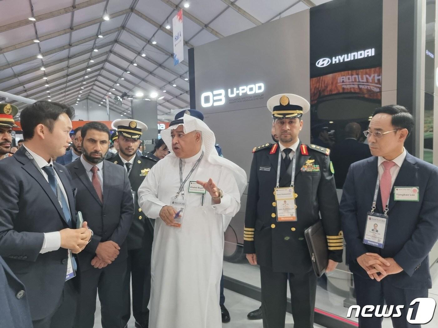 "한국 무기 보러 날아왔습니다"…ADEX 채운 외국 VIP들 '엄지척' - 뉴스1