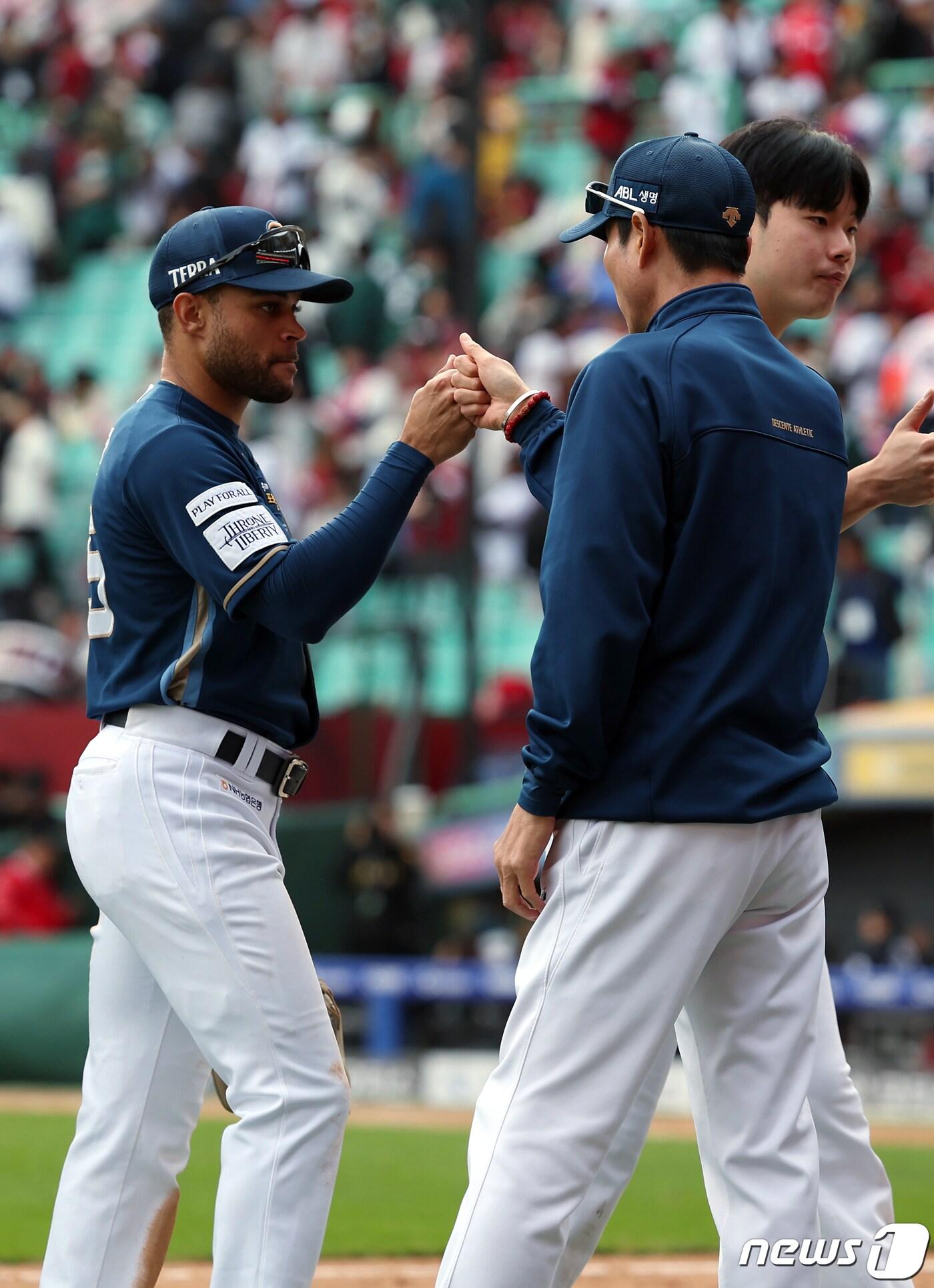 '2연승' 강인권 NC 감독 "8회 3득점 결정적…투수들도 잘 막아줘"[준PO2] - 뉴스1