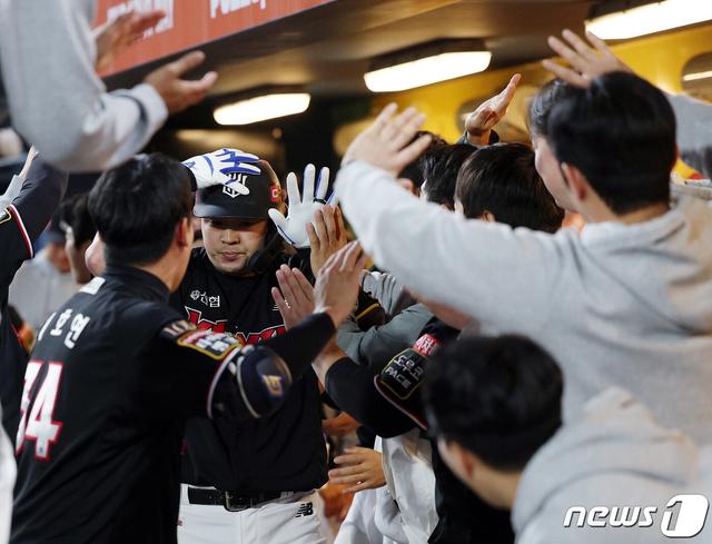 문상철, 7회 김영규 상대로 솔로포 폭발…KT 3-0 리드[PO3] - 뉴스1