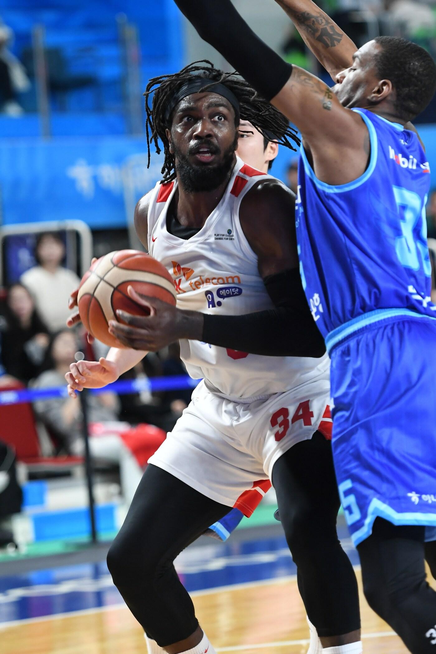 워니·안영준 활약한 SK, 한국가스공사 홈 7연패 빠뜨려 - 뉴스1