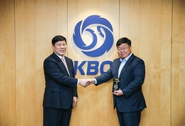 KBO, 포카리스웨트와 2027년까지 공식음료 스폰서십 연장 계약 - 뉴스1