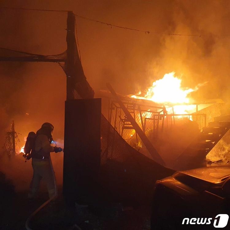 충주 주거용 컨테이너서 불…70대 전신 2도 화상 - 뉴스1