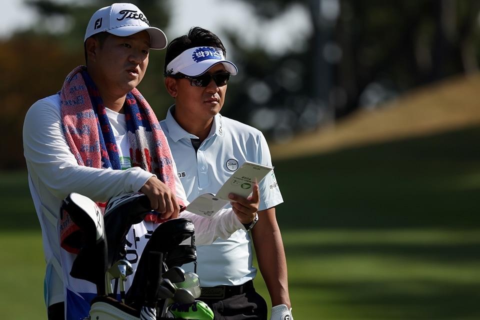 '박상현 캐디' 이동연, 2023년 KPGA 최고 캐디상 수상 - 뉴스1