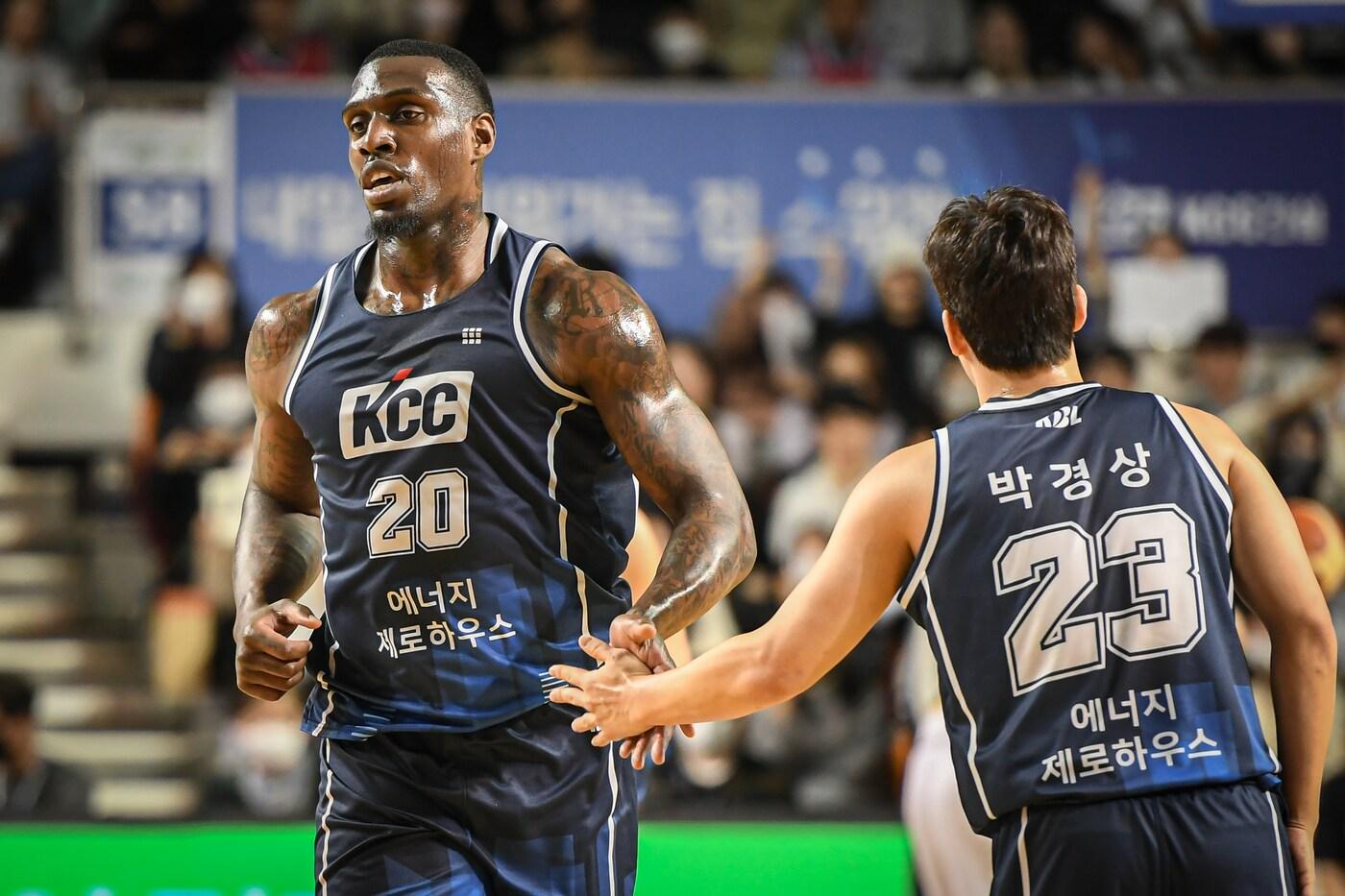 '라건아 32점' KCC, 5연패서 탈출…LG는 5연승 무산 - 뉴스1