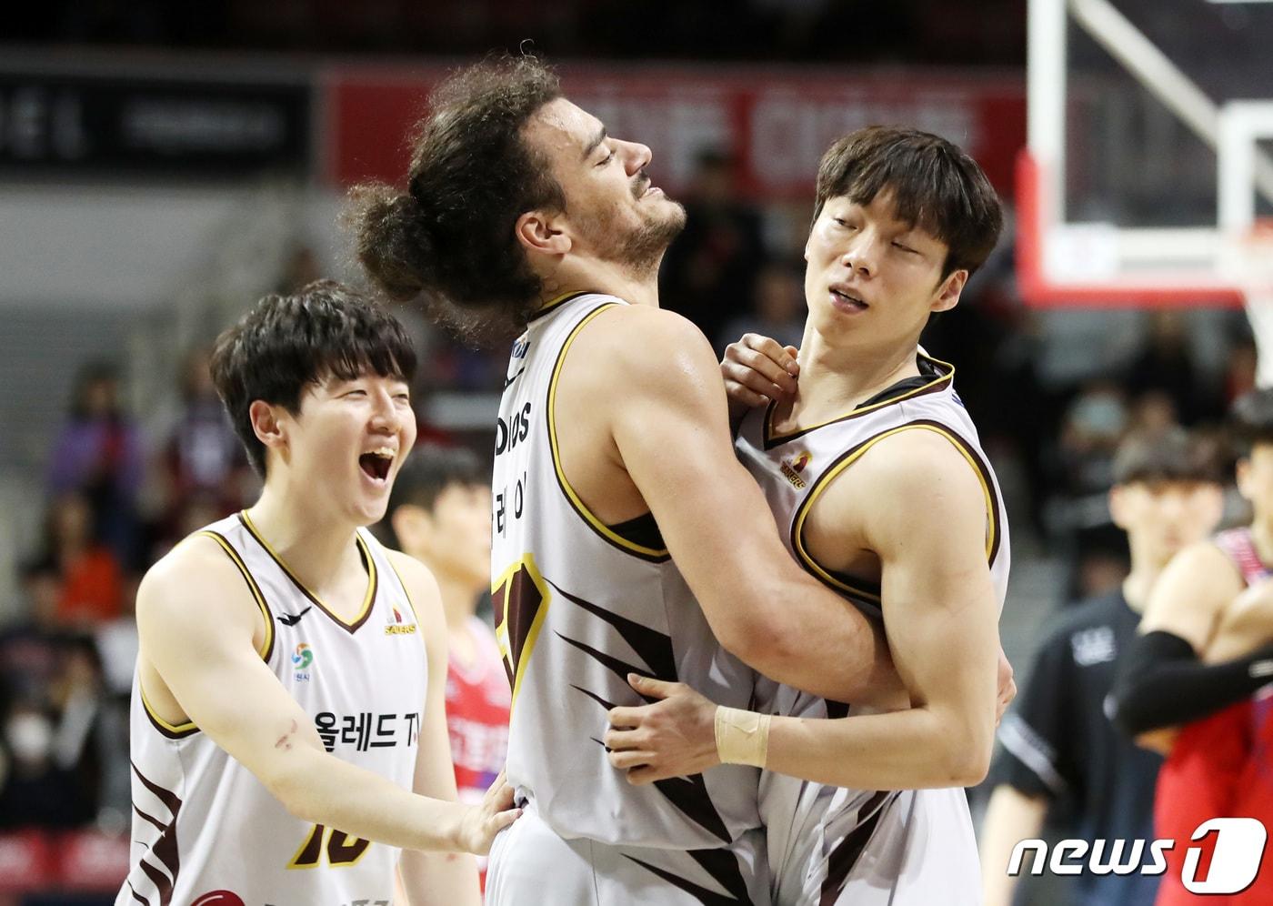 프로농구 2위 LG, 1위 KGC에 1점 차 승리…1.5경기 차 맹추격 - 뉴스1