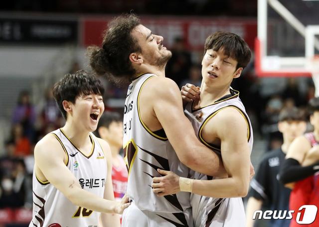 프로농구 2위 LG, 1위 KGC에 1점 차 승리…1.5경기 차 맹추격 - 뉴스1