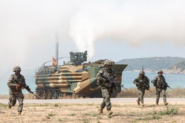 [코브라골드 르포]해병대 KAAV '적 해안 상륙 개시!'… 공중에선 美 F-35 엄호 - 뉴스1