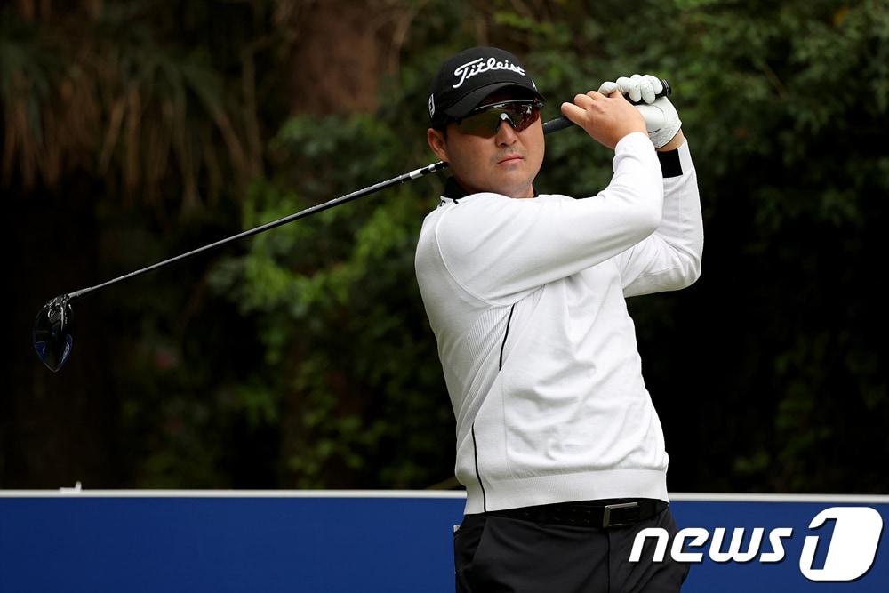 캐나다 교포 이태훈, KPGA 우리금융 3R 단독 선두…2위와 한 타 차 - 뉴스1