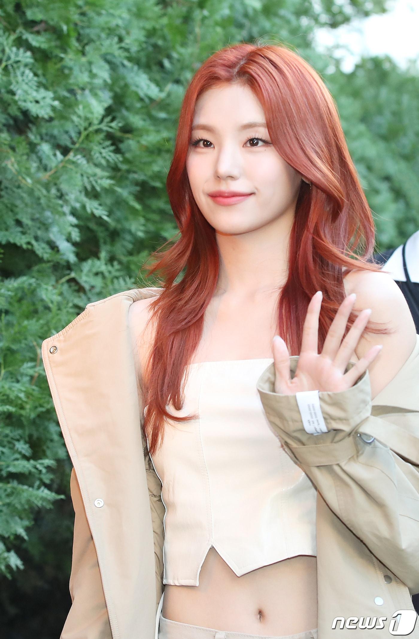 LG, 16일 SSG전서 걸그룹 ITZY 예지·채령 시구 시타 행사 - 뉴스1