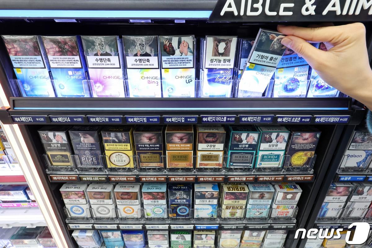 엇갈리는 담배 가격 정책…KT&G 전용스틱 내리고, JTI 일반 담배 올리고 - 뉴스1