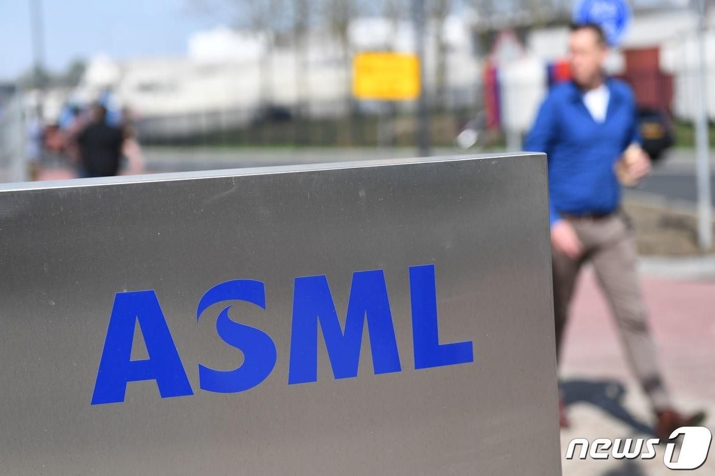 '반도체 슈퍼 을' ASML 1분기 순이익 1.8조…전년比 37%↓ - 뉴스1