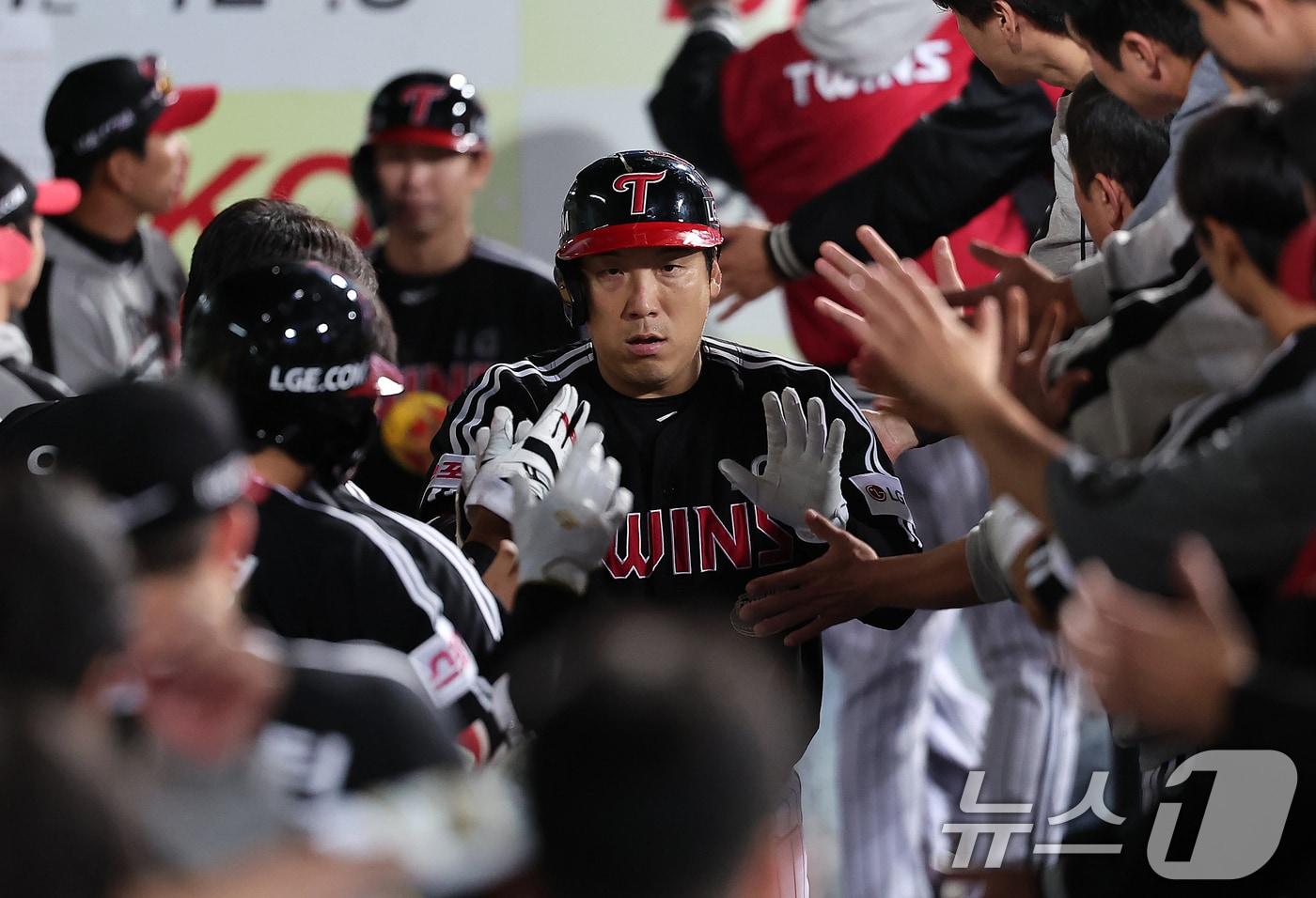 LG 김현수, 삼성전서 역대 3번째 통산 PS 100G 출장 달성 [PO3] - 뉴스1