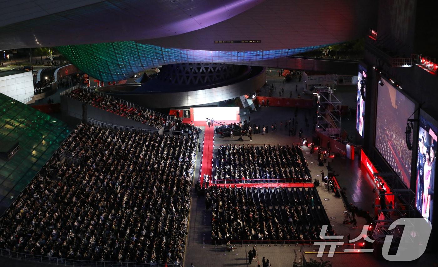 30주년 앞두고 OTT·RM 대중성 집중…눈물의 이선균 추모 [BIFF 결산] - 뉴스1