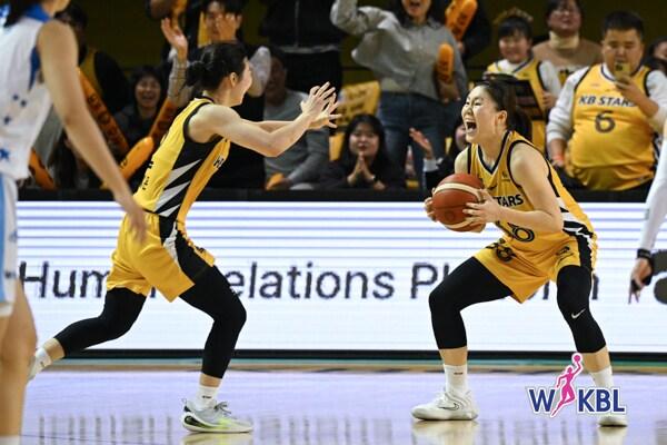 안방 불패 청주KB, 우리은행 꺾고 홈 17연승 '신기록' - 뉴스1