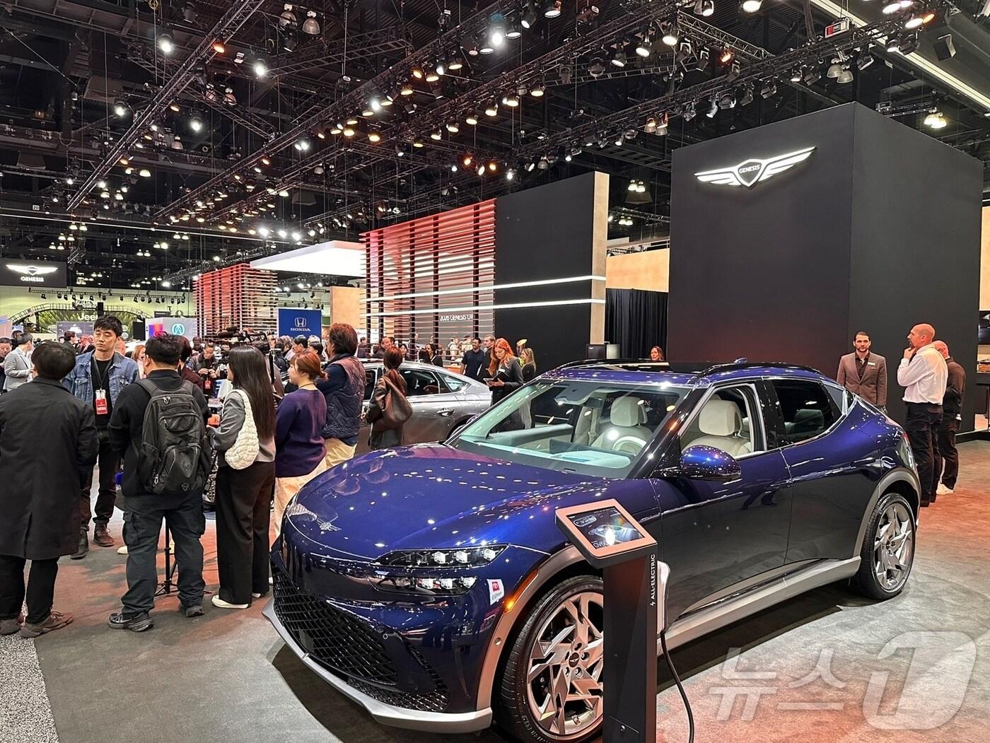 제네시스, GV70 전동화 부분변경 공개…내년 美 출시[LA오토쇼] - 뉴스1