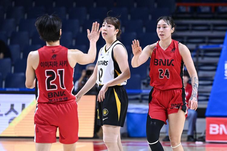 여자농구 BNK, KB 꺾고 개막 3연승+단독 1위 - 뉴스1