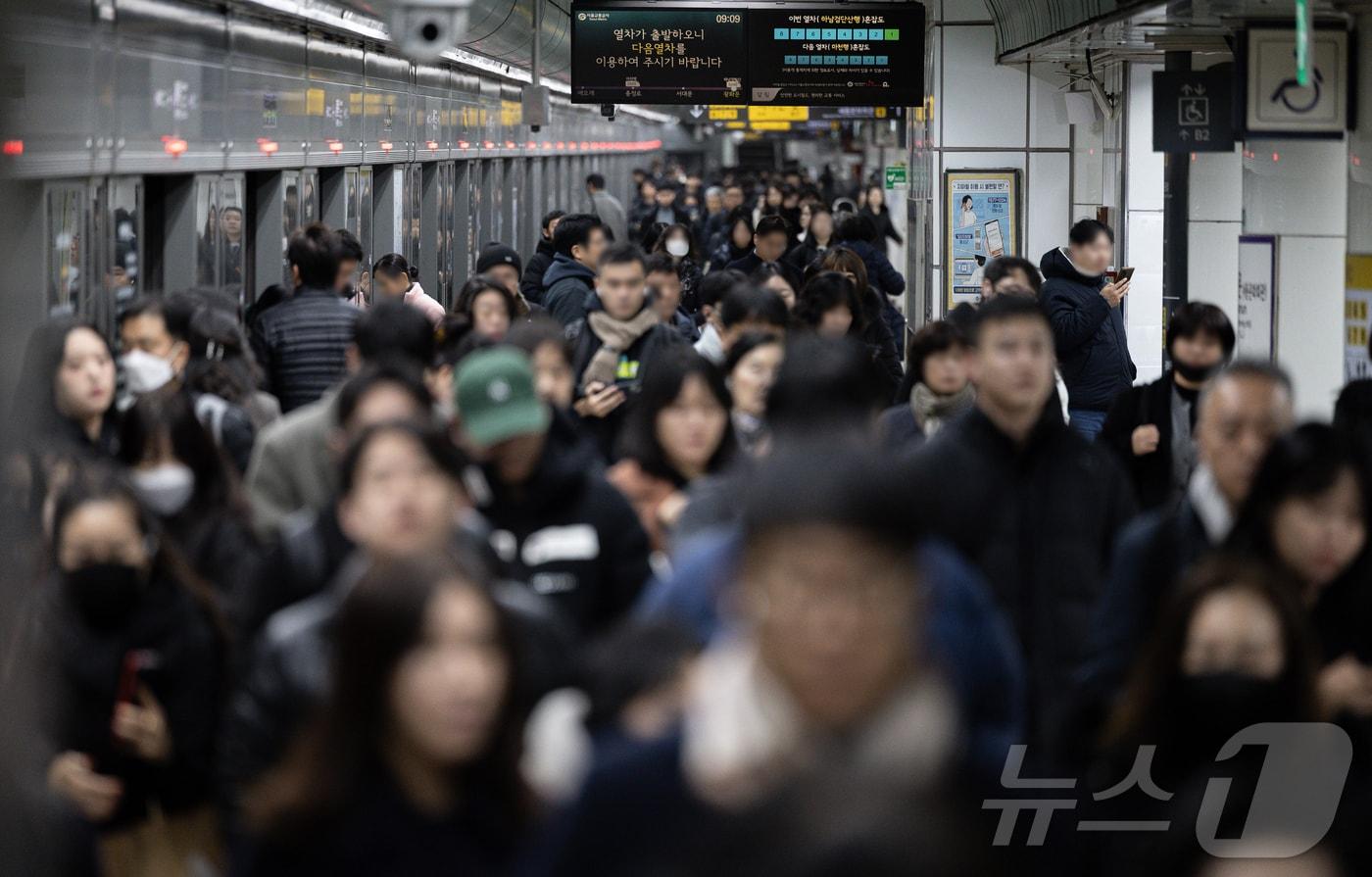 지하철 5호선 여의도역 정상 운행…무정차 통과 17분만(종합) - 뉴스1