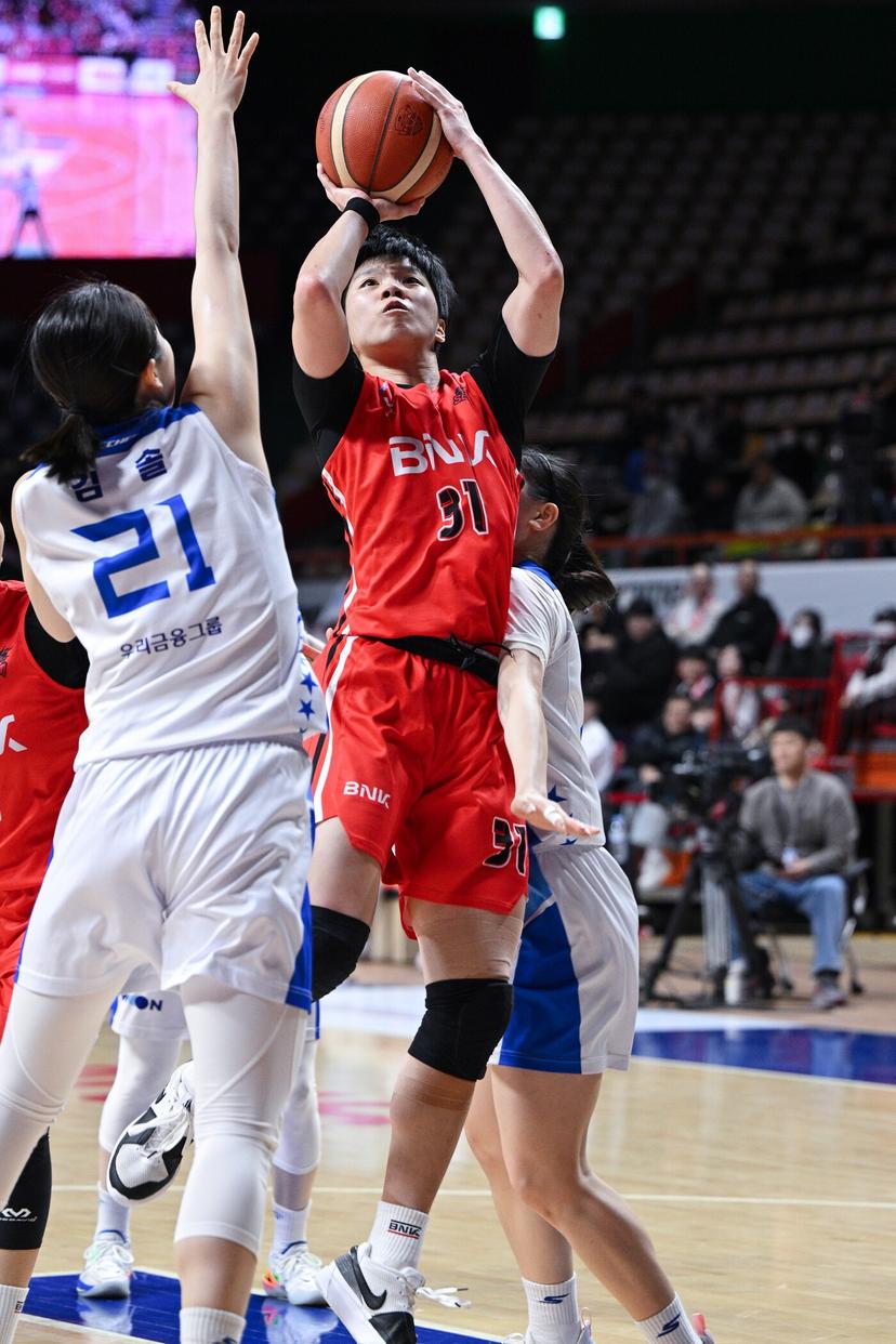 여자농구 BNK, 시즌 홈 최종전서 우리은행 완파 - 뉴스1