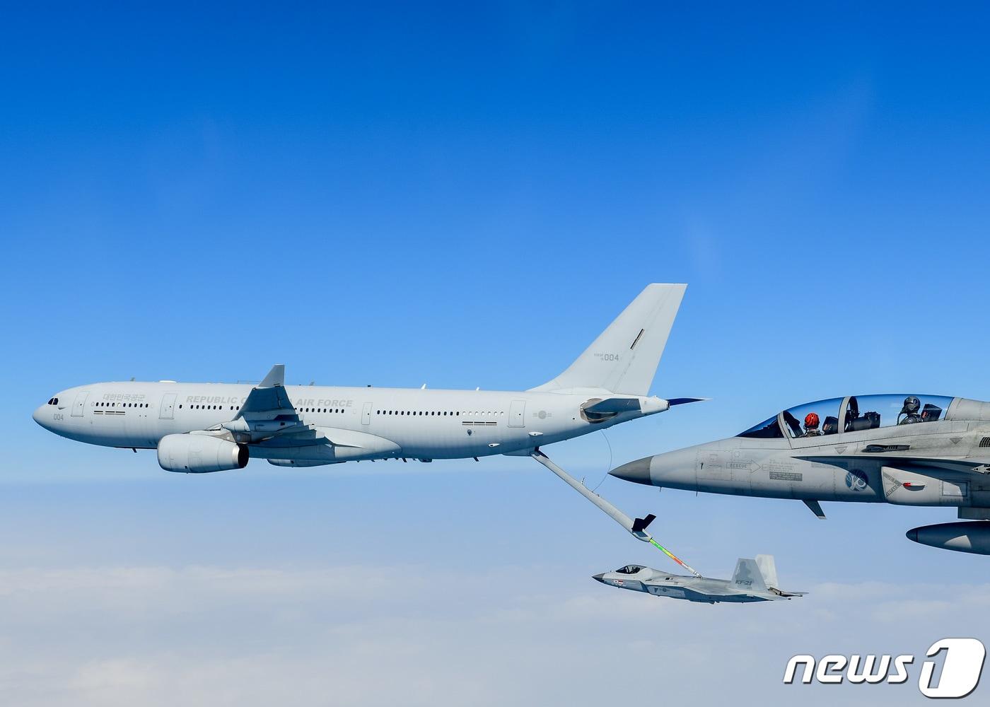 [뉴스1 PICK] KF-21 첫 공중급유 비행시험 성공… "원거리 작전 능력 확보" - 뉴스1