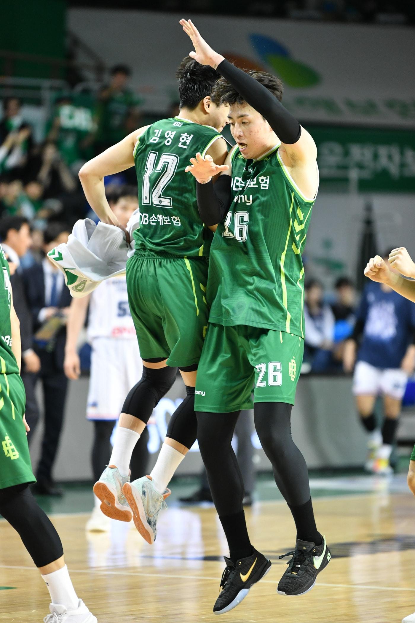 '로슨 32점 활약' 프로농구 DB, KCC 꺾고 4강 PO 1승1패 - 뉴스1