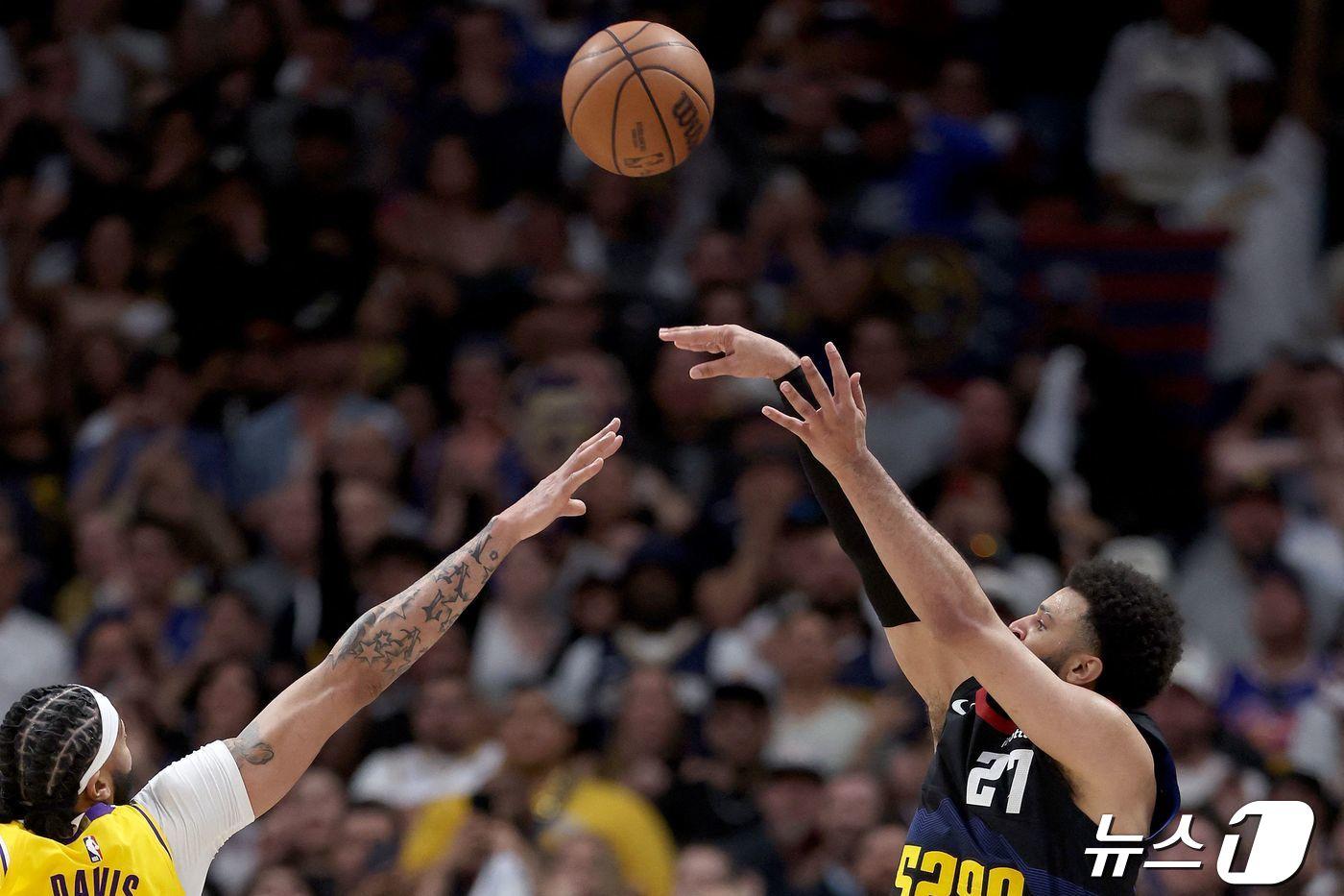 '머레이 위닝샷' 덴버, LAL 제압하고 NBA PO 2라운드 진출 - 뉴스1