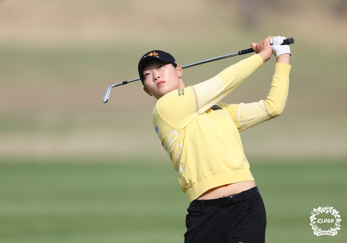 방신실, 시차 극복하고 KLPGA 챔피언십 2R 선두 도약…윤이나 공동 9위 - 뉴스1