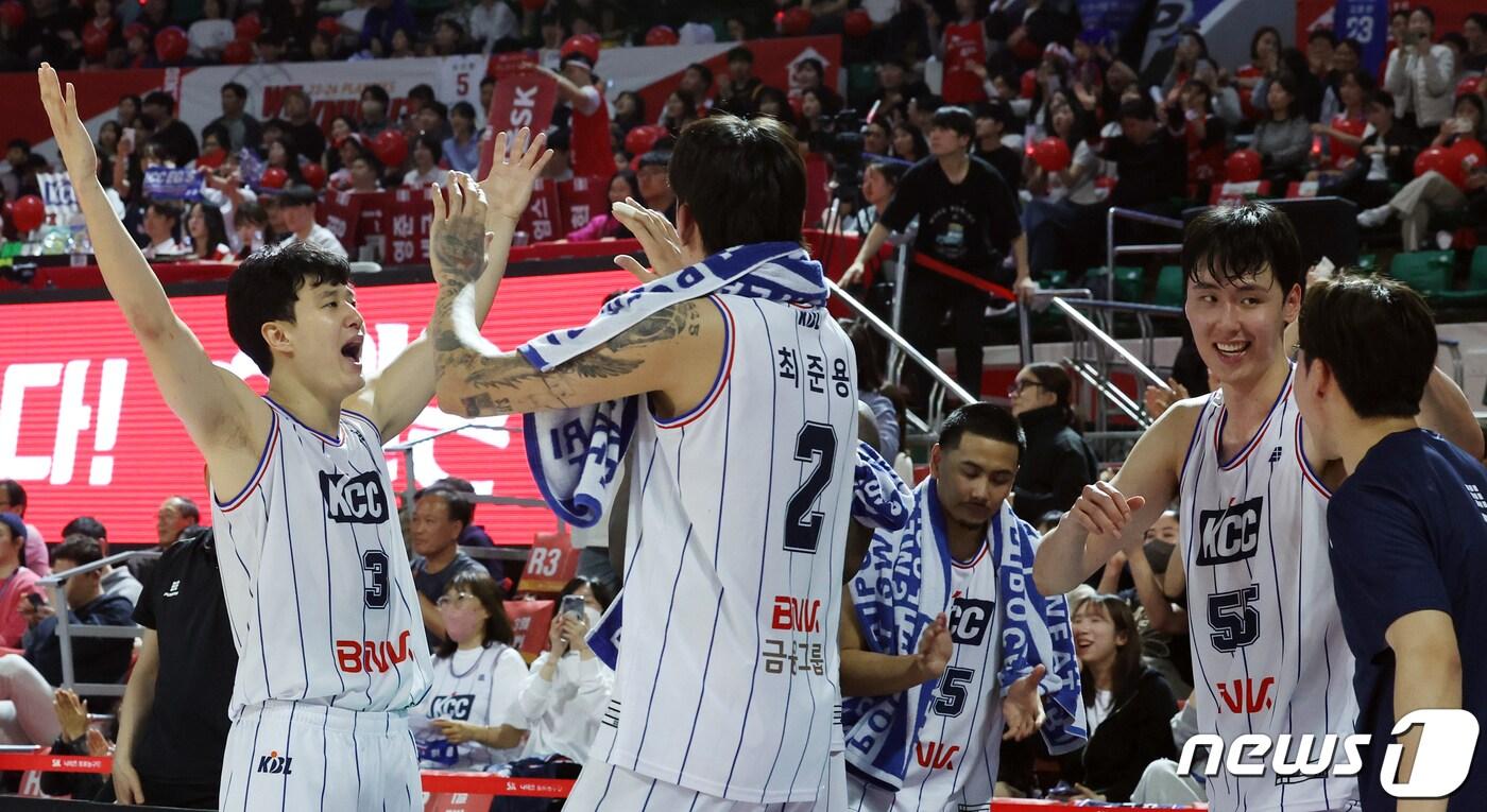 프로농구 KCC, 6강 PO 2차전서도 SK 제압…4강 PO행 100% 잡았다. - 뉴스1