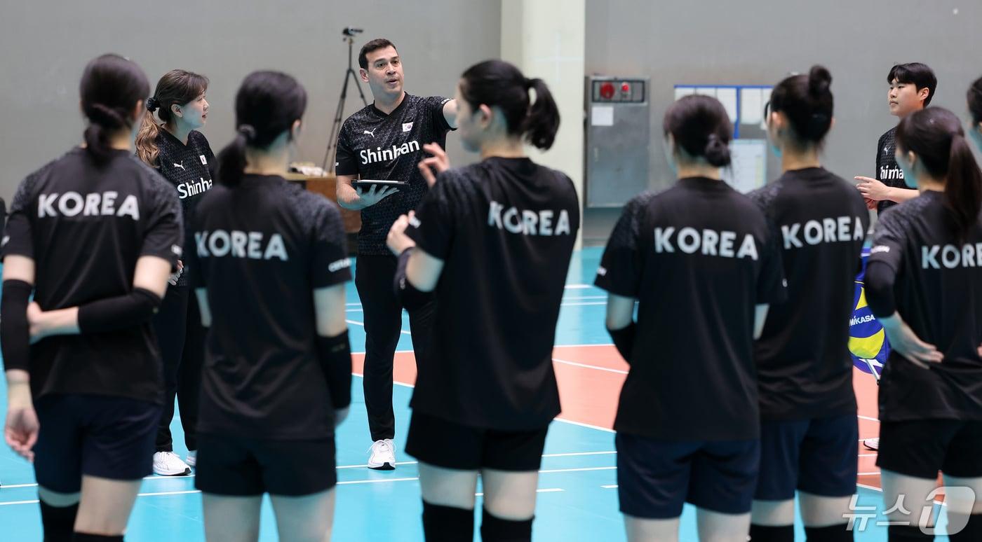 '모랄레스호' 여자배구, 도미니카공화국에 0-3 패배…VNL 30연패 수렁 - 뉴스1