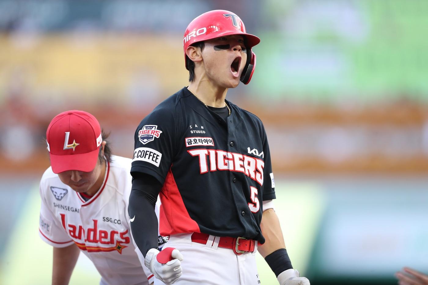 KIA 김도영, SSG전서 3루타 치고 환호하다 '세리머니사'…최정에게 걸려 - 뉴스1
