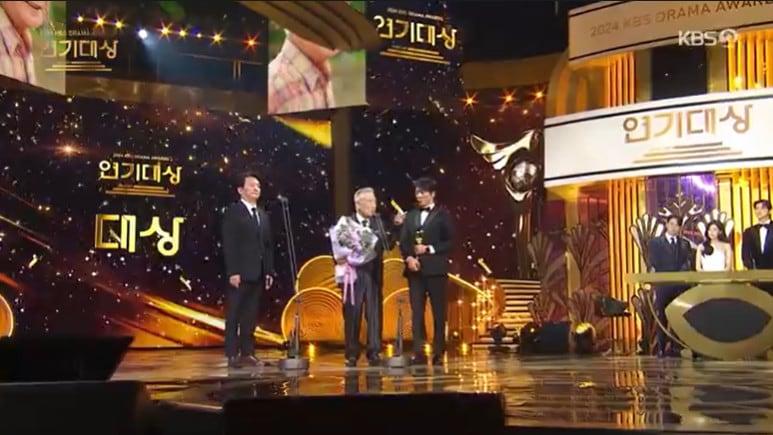 '90세' 이순재, 역대 최고령 대상 영예…눈물(종합) [KBS연기대상] - 뉴스1