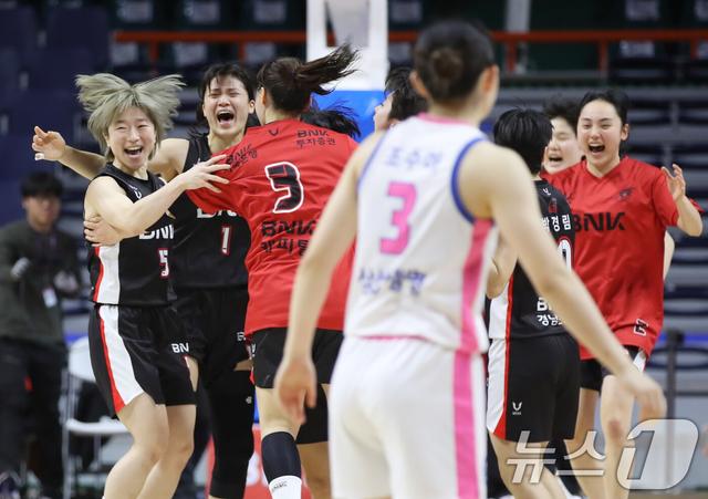 여자농구 BNK, 삼성생명 상대로 PO 2차전도 승리…챔프전 청신호 - 뉴스1