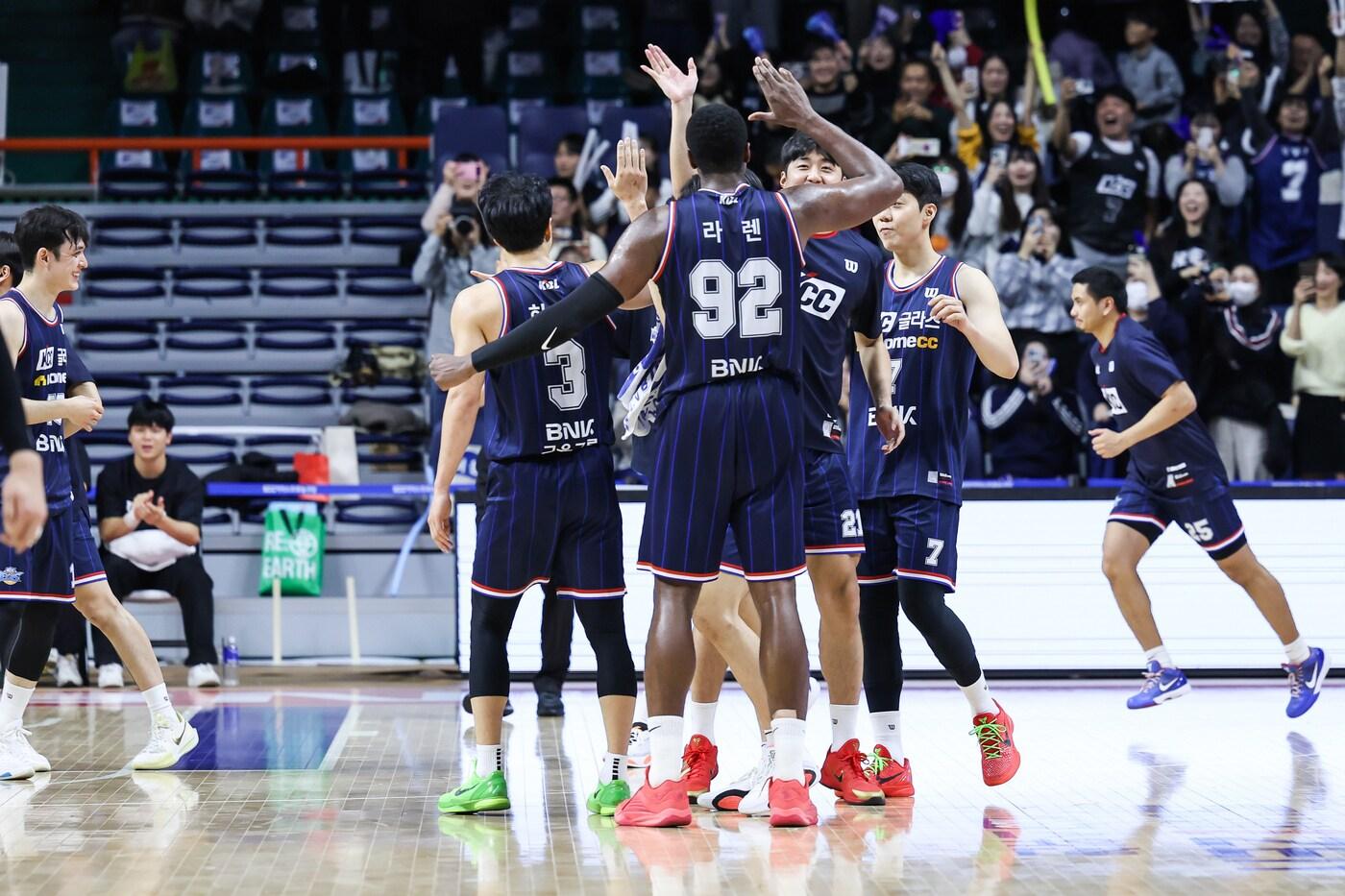프로농구 KCC, DB 꺾고 2연승…KT는 현대모비스에 4연패 선사(종합) - 뉴스1