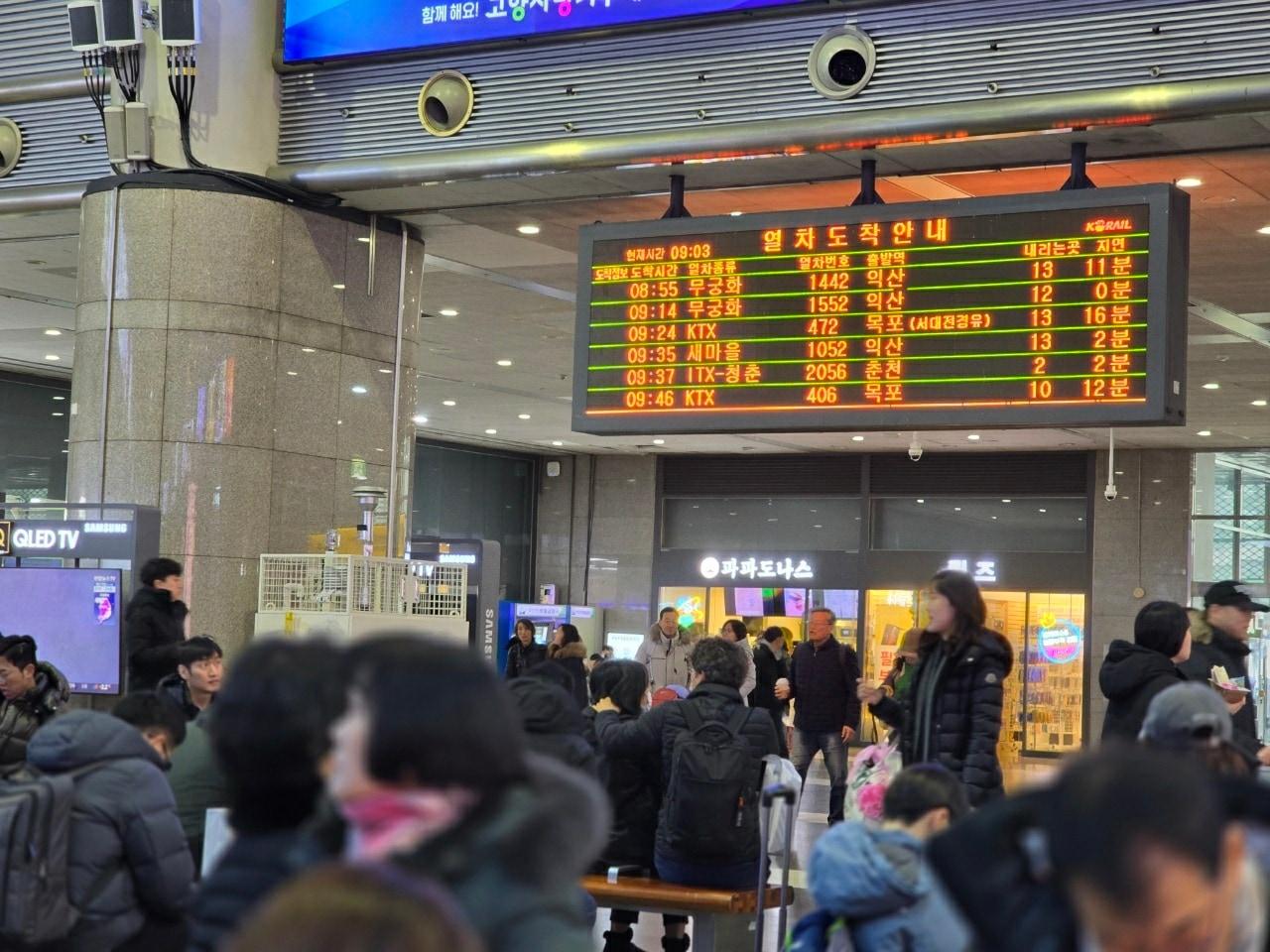 "폭설에 KTX 80대 무더기 지연"…철도·도로·하늘길 마비(종합) - 뉴스1