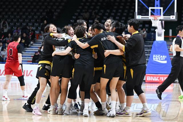 '나가타 동점 3점포' KB, BNK에 연장 끝 승리…PO 불씨 살렸다 - 뉴스1