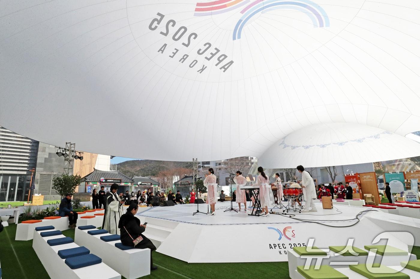 '경주 APEC' D-100…코레일유통·현대백화점 등 공식 협찬사 추가 선정 - 뉴스1